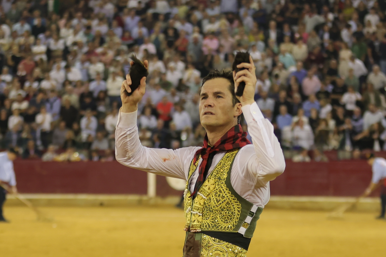 El torero Daniel Luque, herido y trasladado al hospital tras rozar la ...